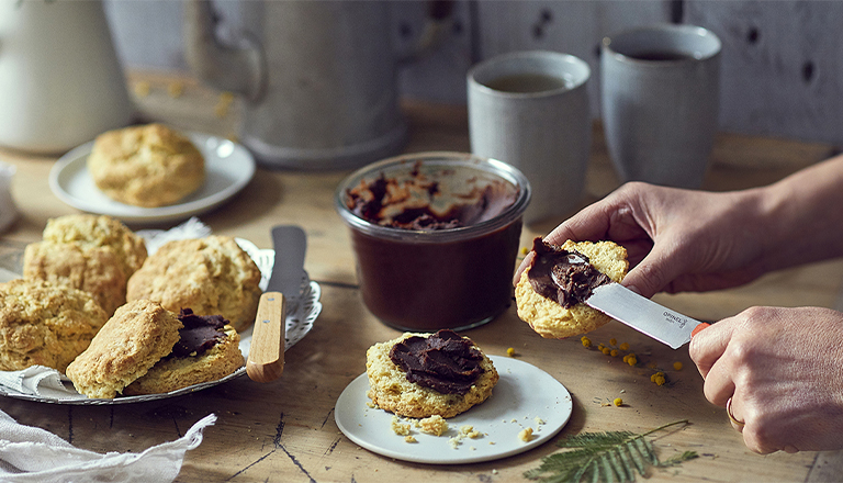 Spread with toasted hazelnut chips | Opinel.com